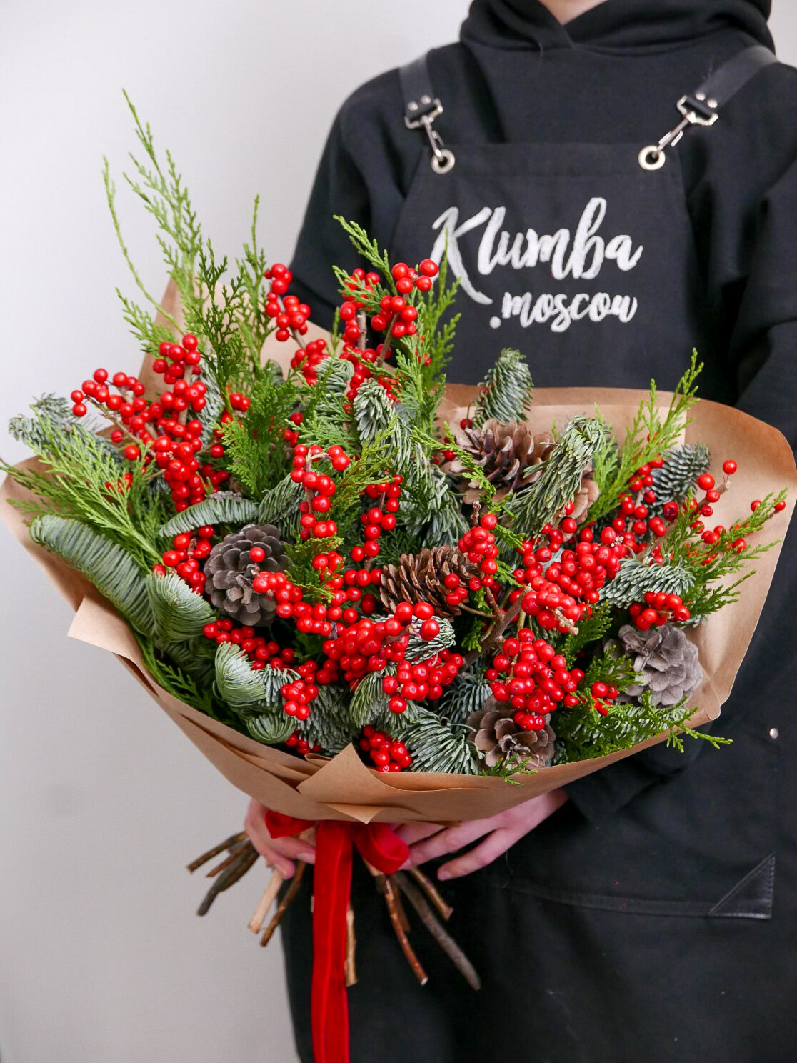 Букет зимний с шишками и илексом