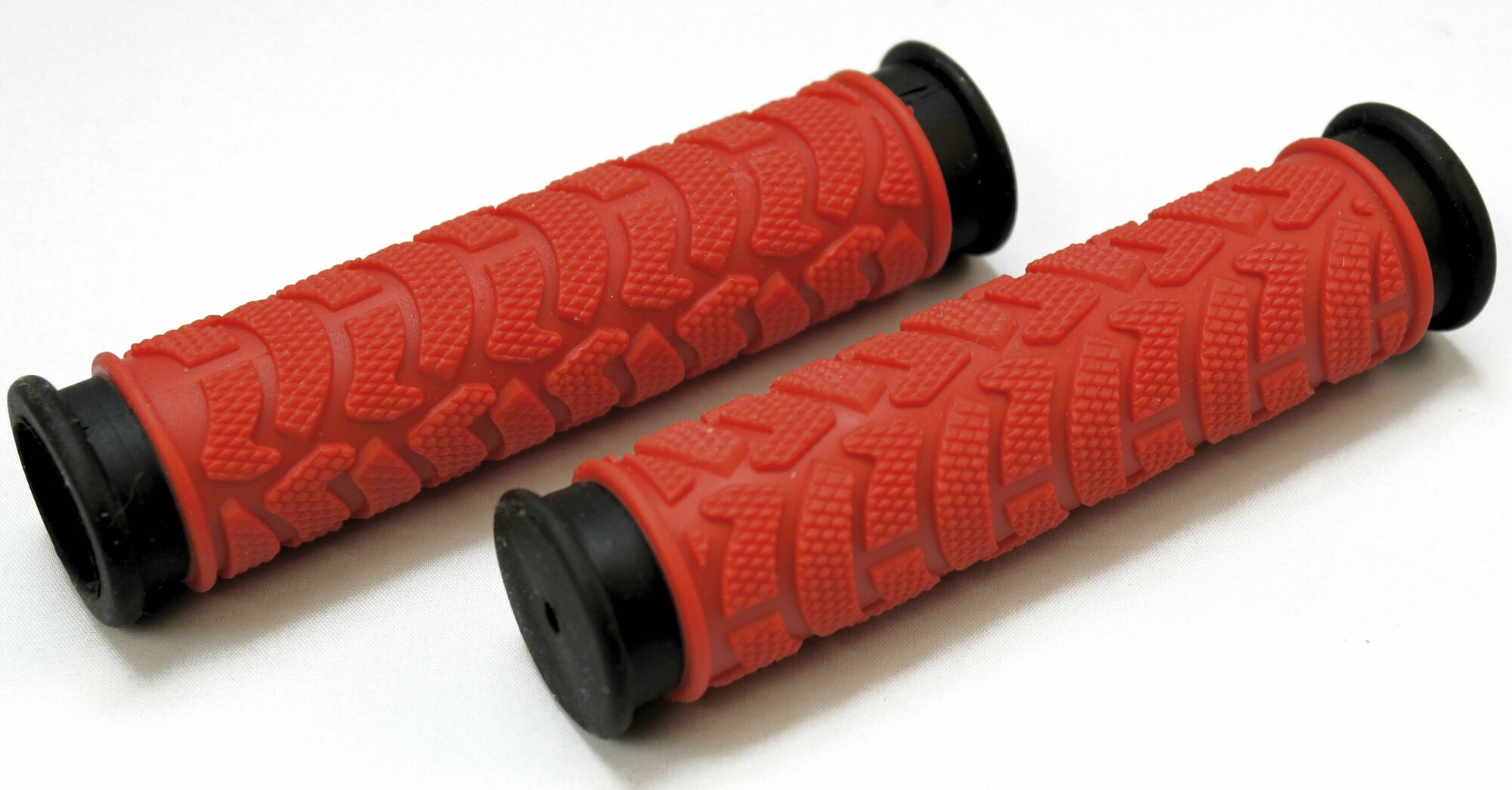 Ручки на руль для велосипеда грипсы CLARKS C49RB резиновые 125мм 2-х компонентные красно-черные