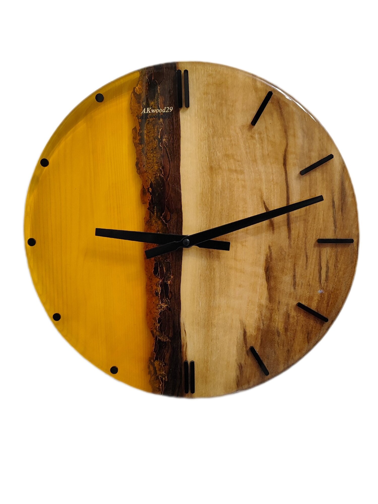 Часы настенные ручной работы из дерева и эпоксидной смолы "Орех 2411"
