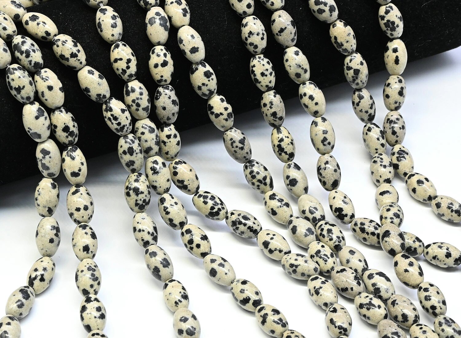 Бусины из яшмы перепелиной рис 8*12мм, 40см, 33 бусины .