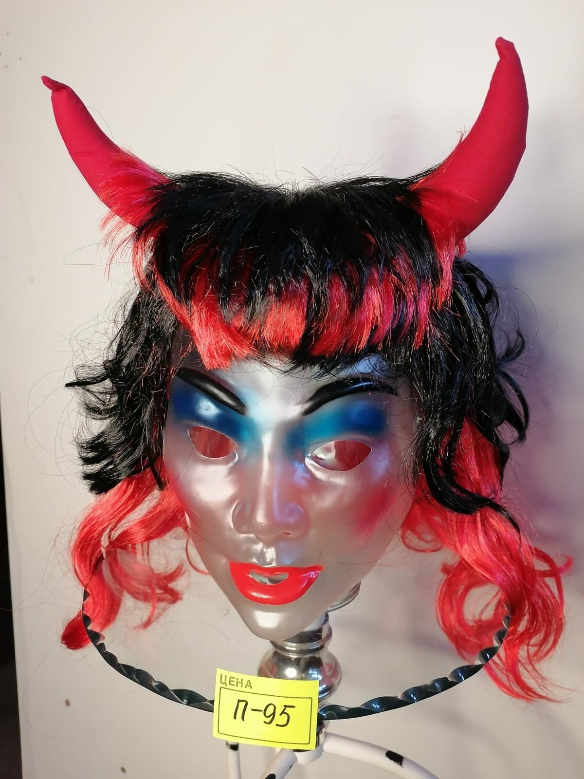П95 парик карнавальный с рожками черно красный