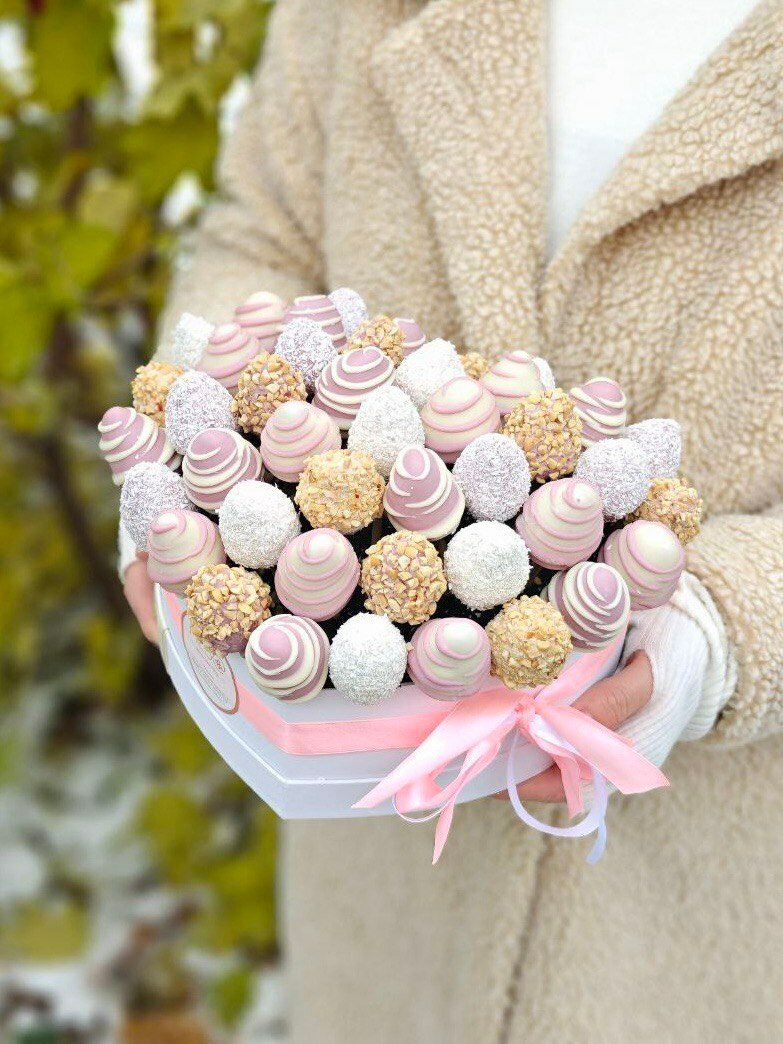 Коробка сердце с клубникой в белом шоколаде, орех, кокос, Сердце Ecru 1, 22 см