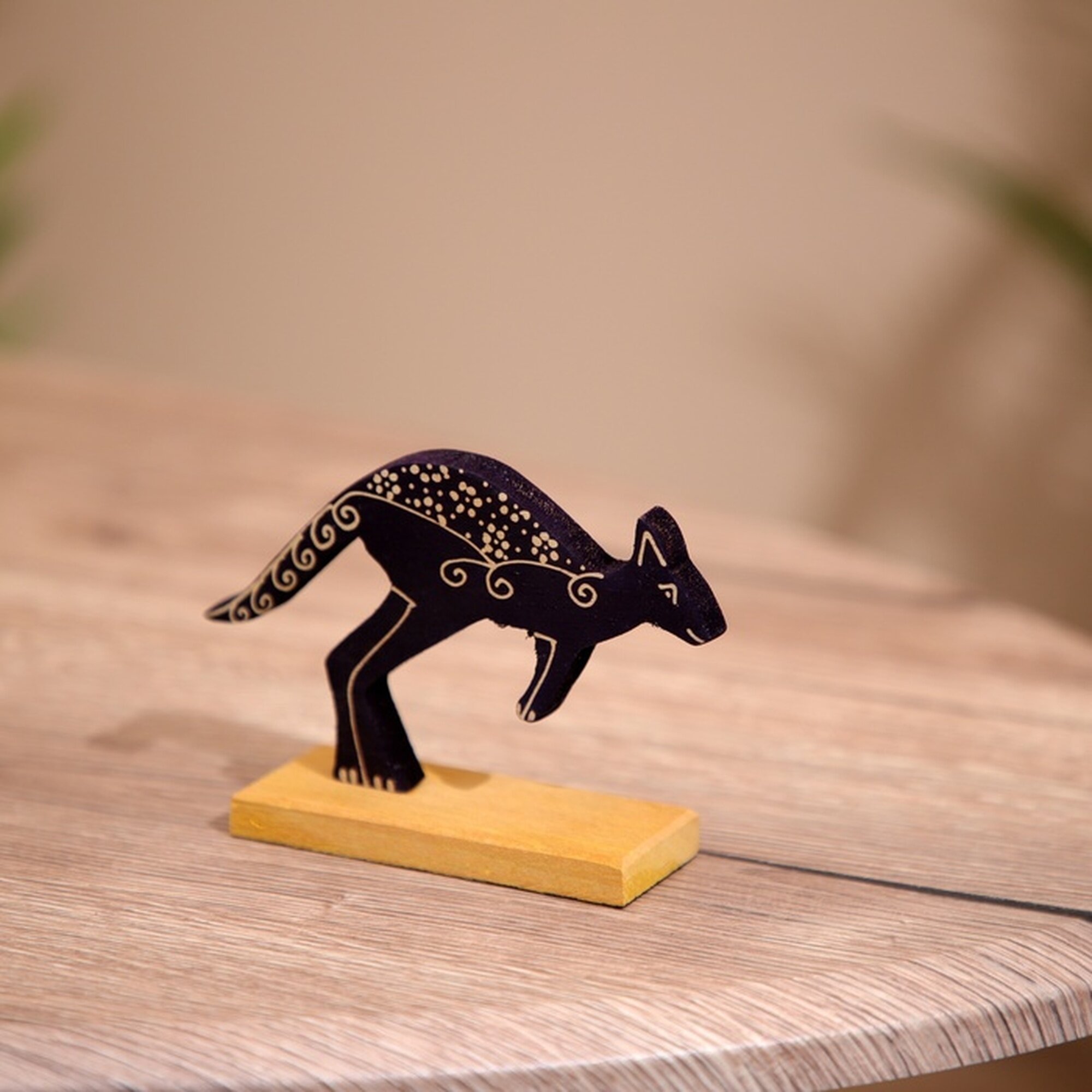 Статуэтка Сима-ленд "Кенгуру", дерево, ручная работа, бежево-черная, 11x4x8 см