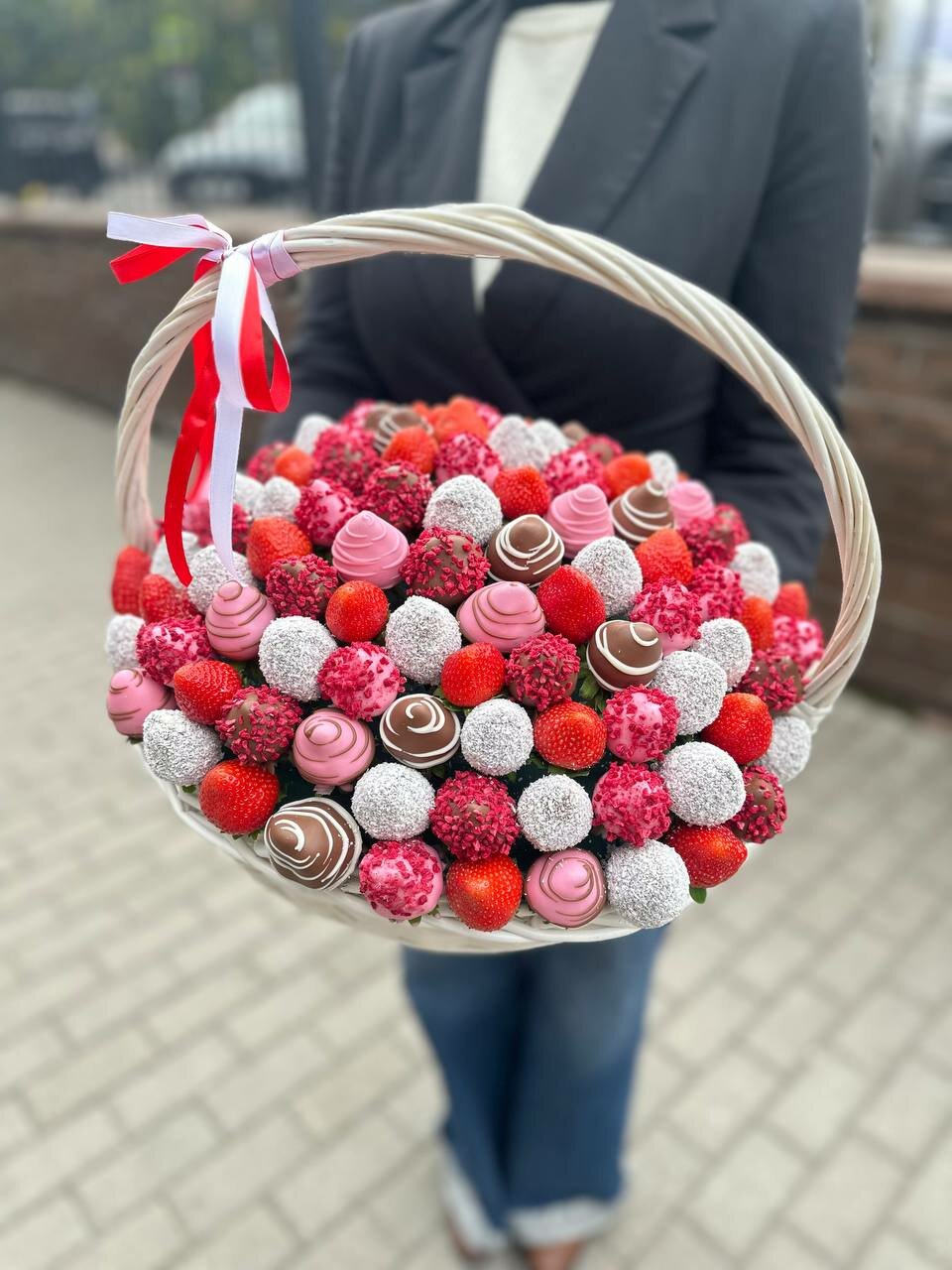 Корзина с клубникой в белом, розовом и молочном шоколаде, малина, темный рис, Berry Mood 2, L размер