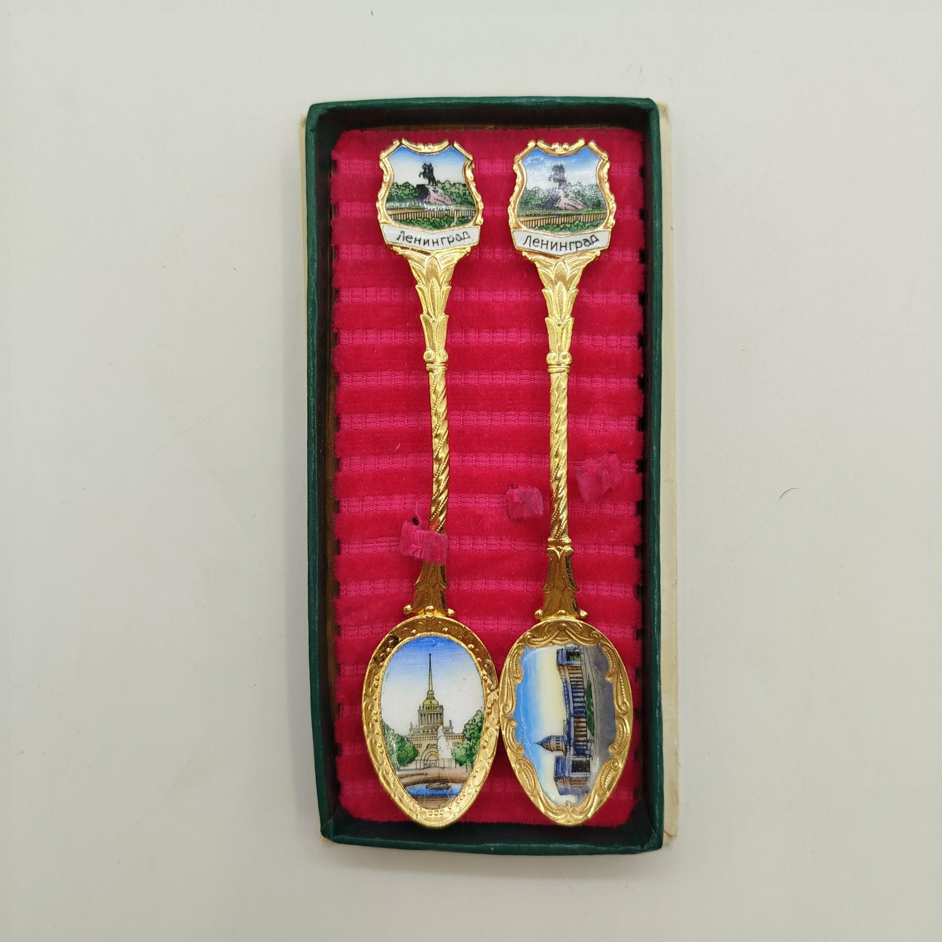 Набор сувенирный из 2 ложек с видами Ленинграда, металл, эмаль, картон, ткань