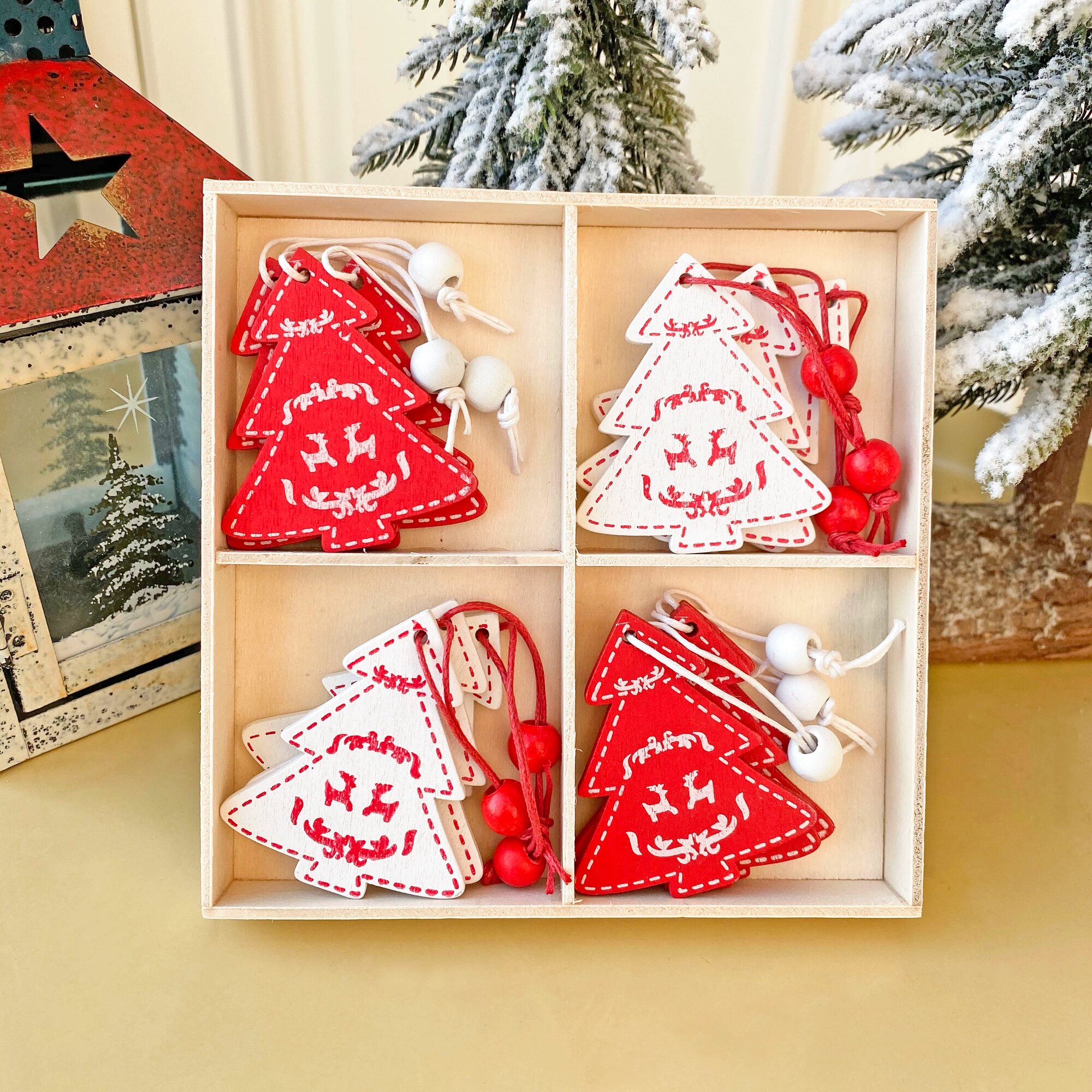 Рождественские украшения: деревянные подвески в скандинавском стиле — снежинки, олени, пятиконечные звезды,