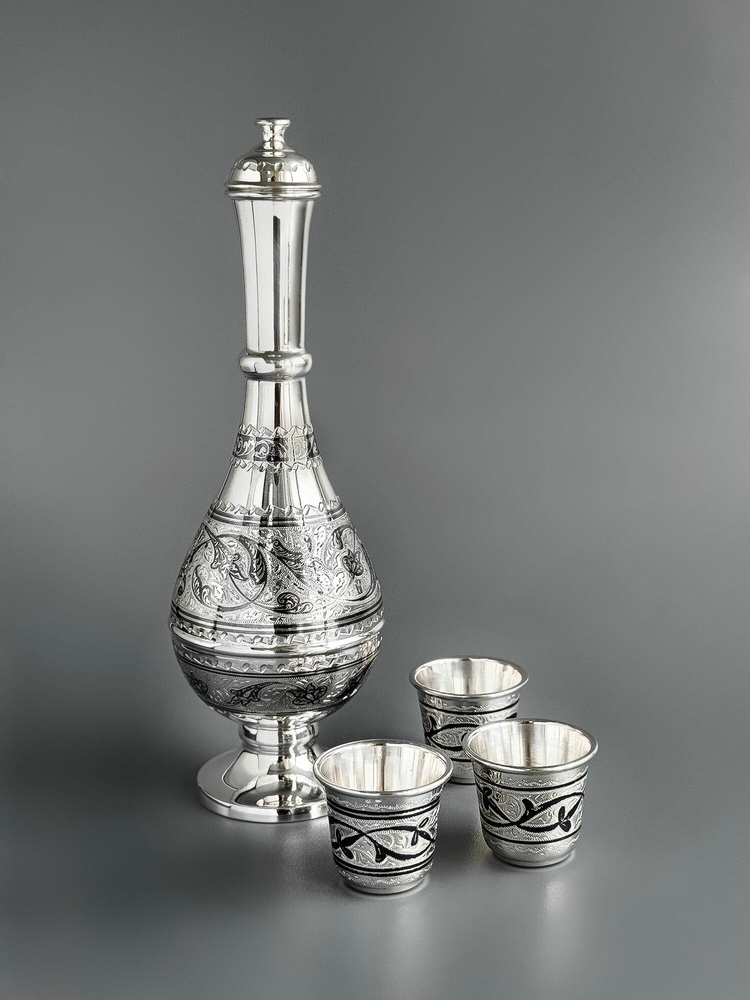 Водочный серебряный набор графин и 3 стопки 875 проба (прочнее 925 пробы), столовое серебро кубачи в подарочном футляре