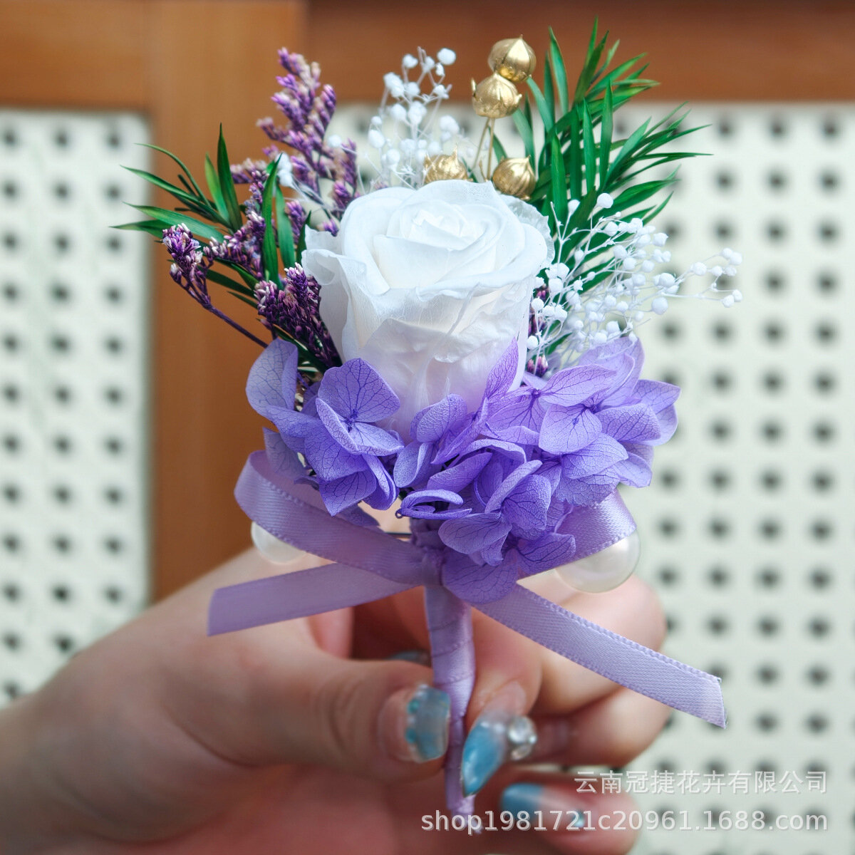 Букет из гортензий в винтажном стиле — изысканный и роскошный свадебный сувенир для жениха и невесты, дополненный брошами и бутоньерками из засушенных роз.