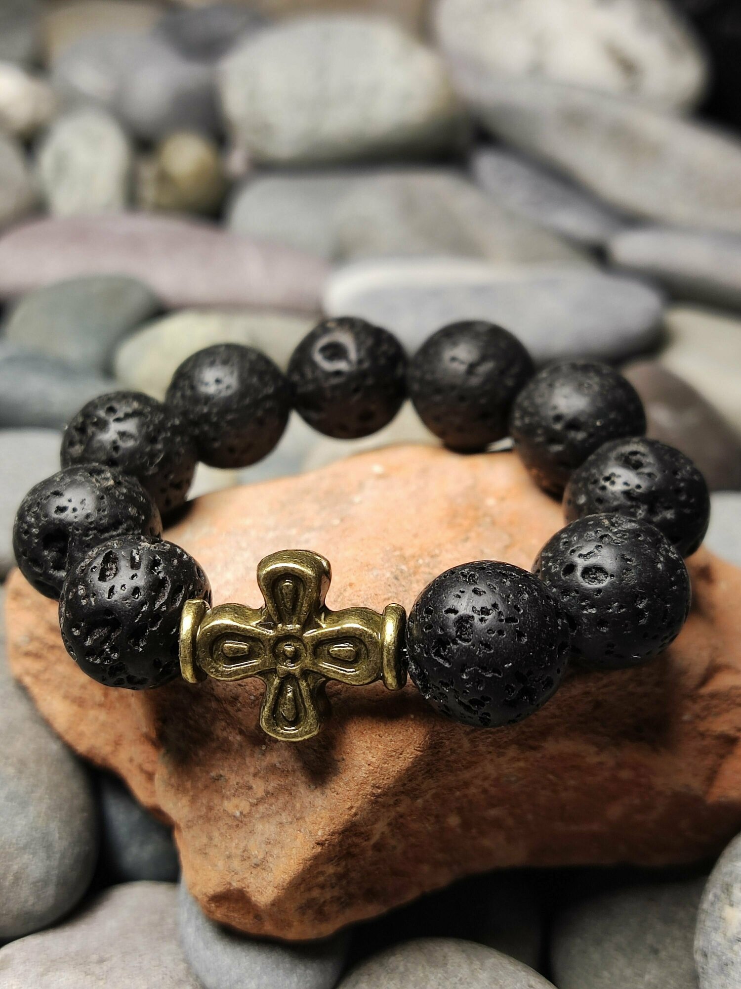 Чётки, вулканическая лава