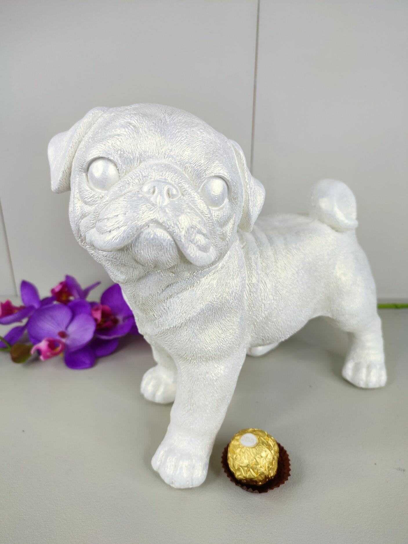 Статуэтка большая интерьерная собака мопс в декоре "Белое Золото" , выс. 22.5 см.