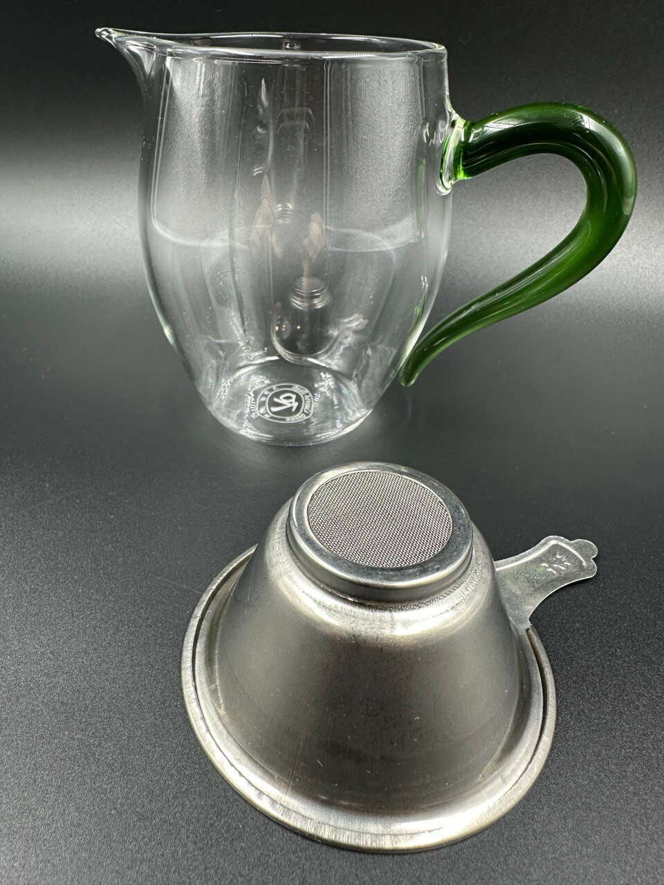 Чахай стеклянный «Кувшин» с ручкой зелёного цвета и стальным ситом, 350мл.