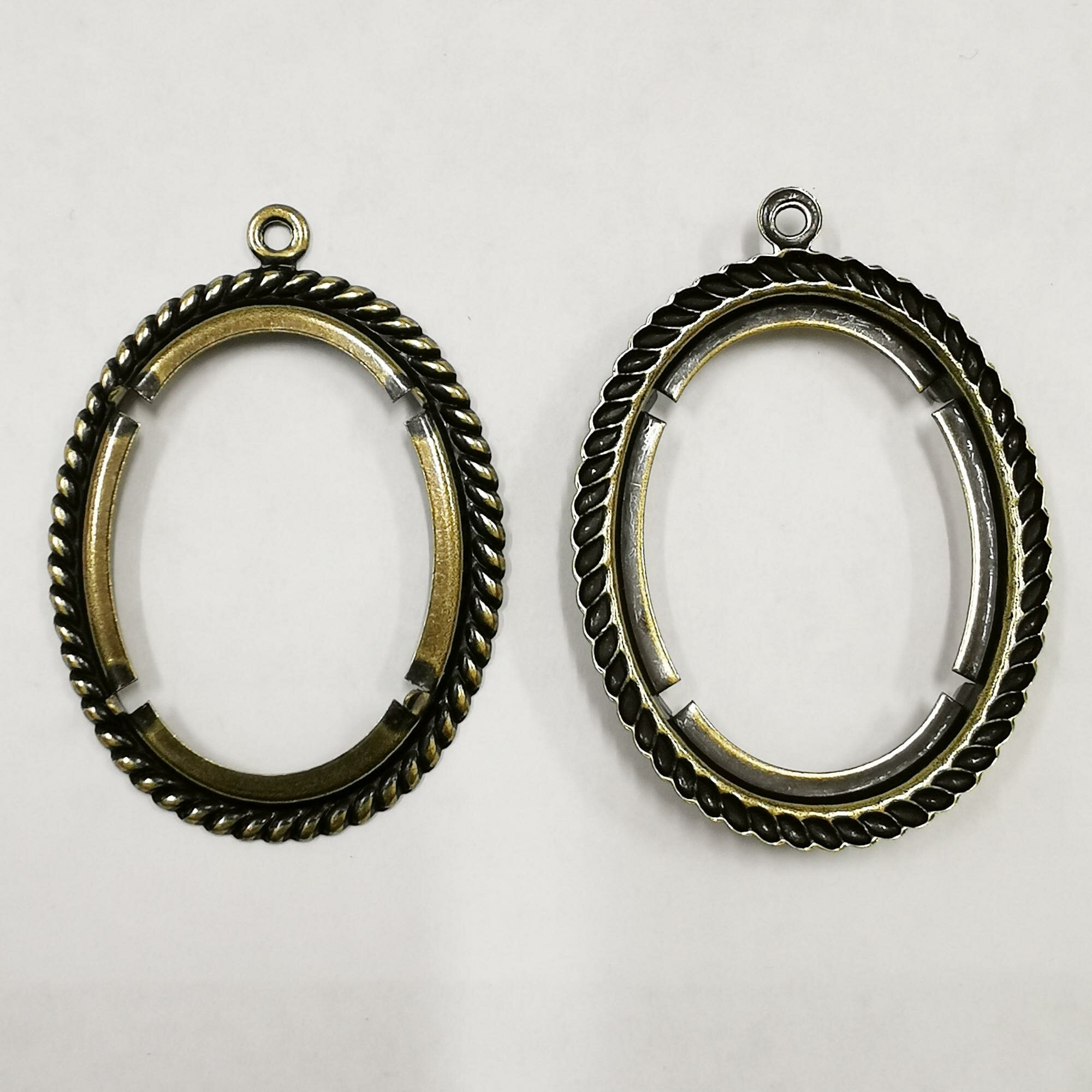 Рамка для кабошона, 54х39мм (внутренний размер 40х30мм), базовый материал - латунь, античная позолоченная (цвет - бронза), 1 шт.