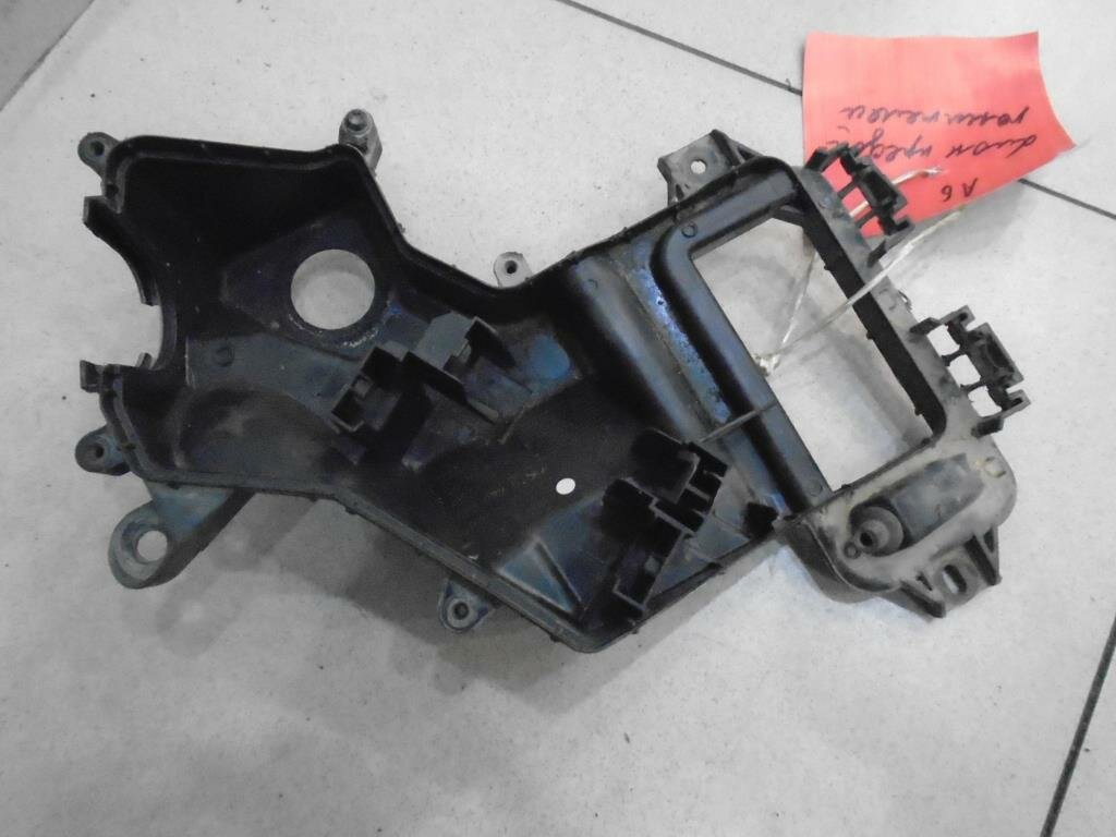 Корпус блока предохранителей подкапотного от Audi A6 C6 2004-2011