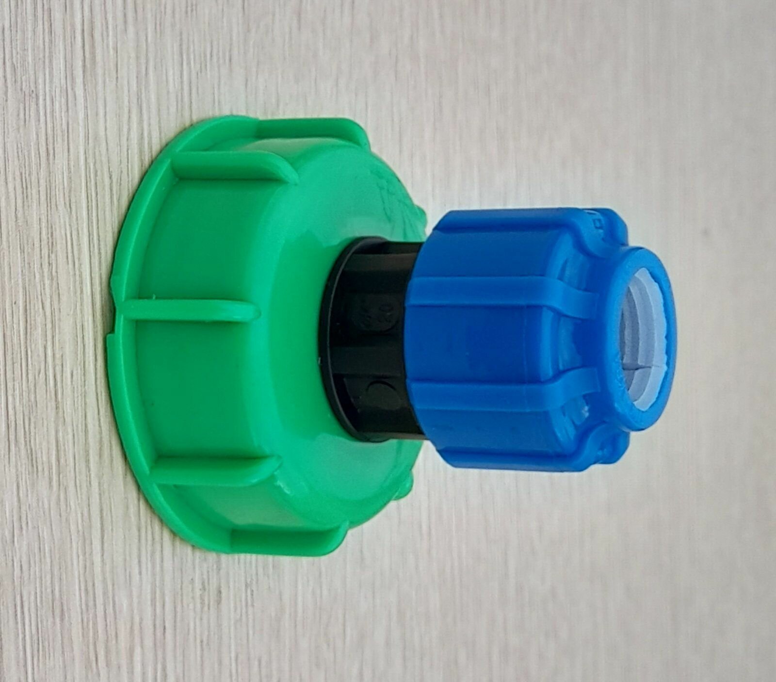 Муфта ПНД 20 мм / с переходником на куб / кран еврокуба /