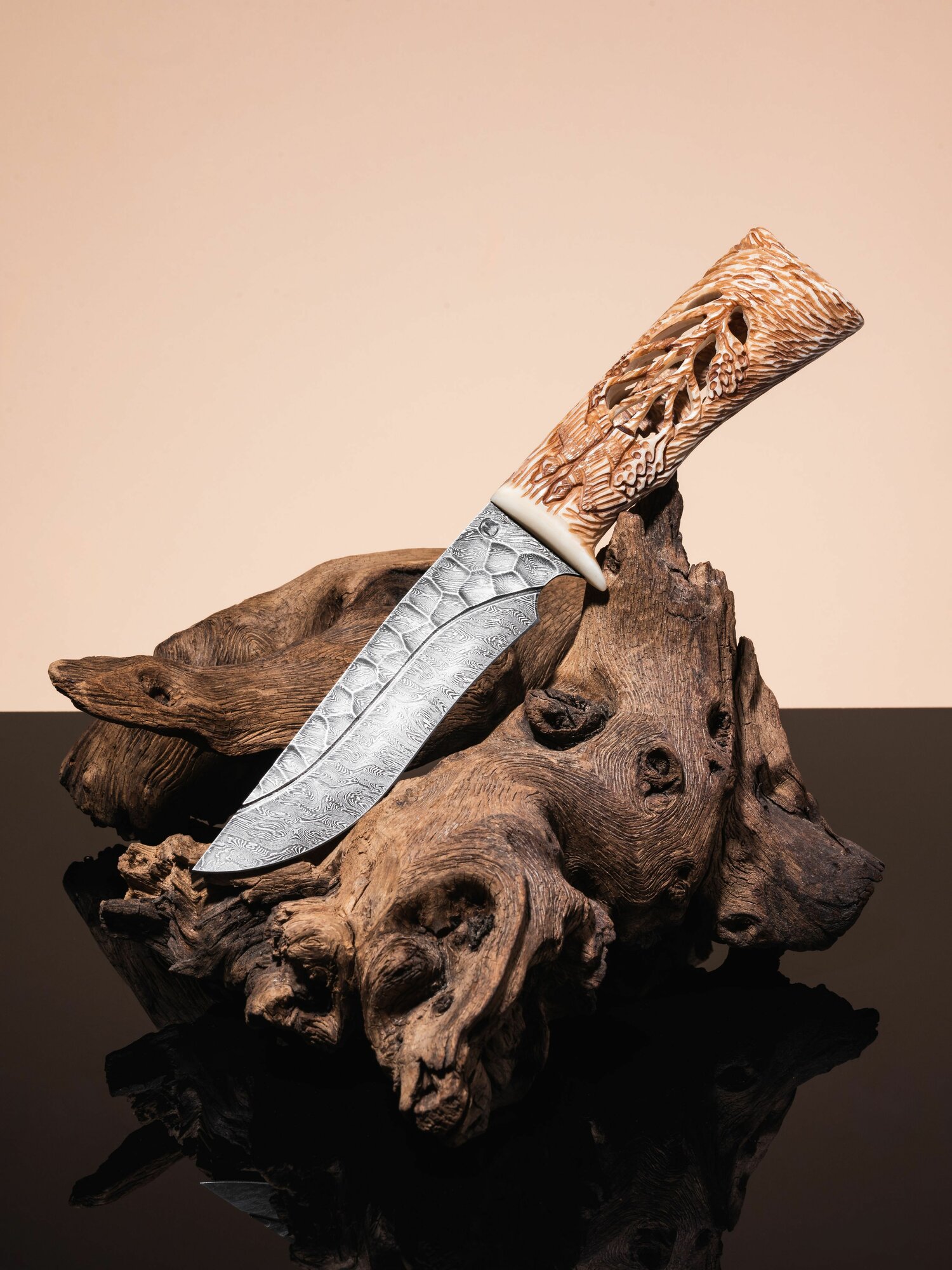 Нож ручной работы "Галеон" ажурная рукоять рог лося дамаск