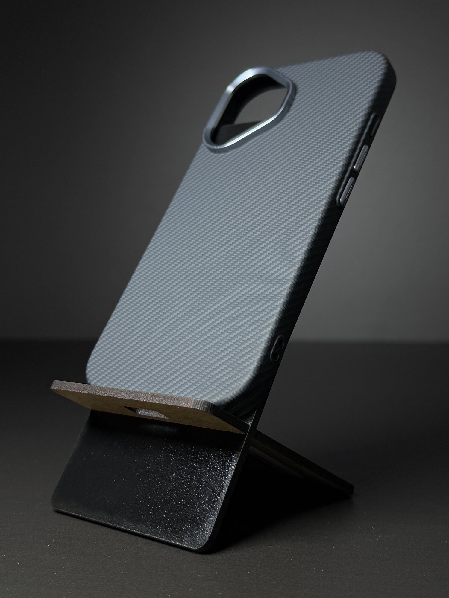 Чехол на Айфон 16 с МагСейф из Кевлара / Чехол на iPhone 16 с MagSafe LUXO Life+, Классический черный, карбоновый