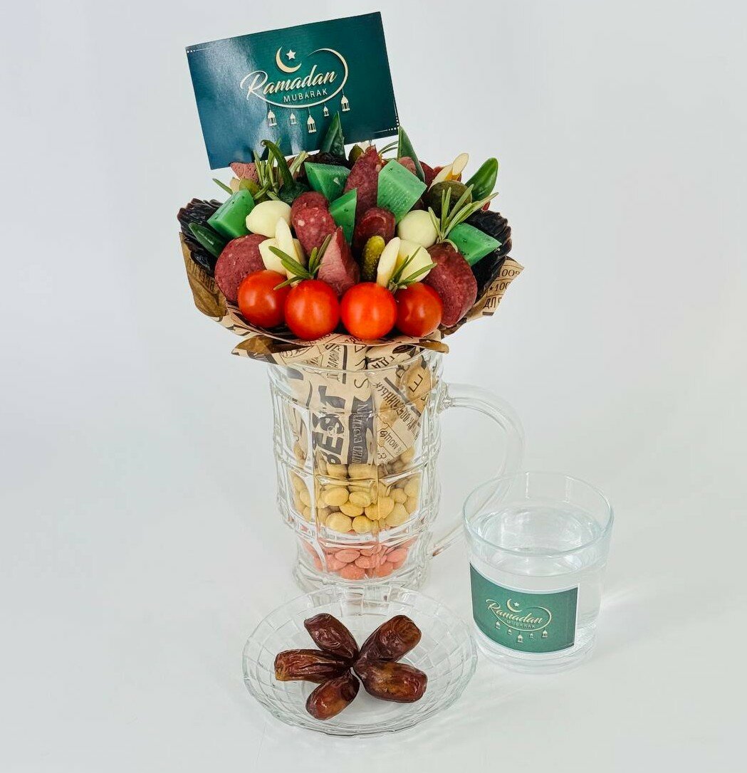 Халяльный мини букет колбасный в пивной кружке. Подарок на Рамадан