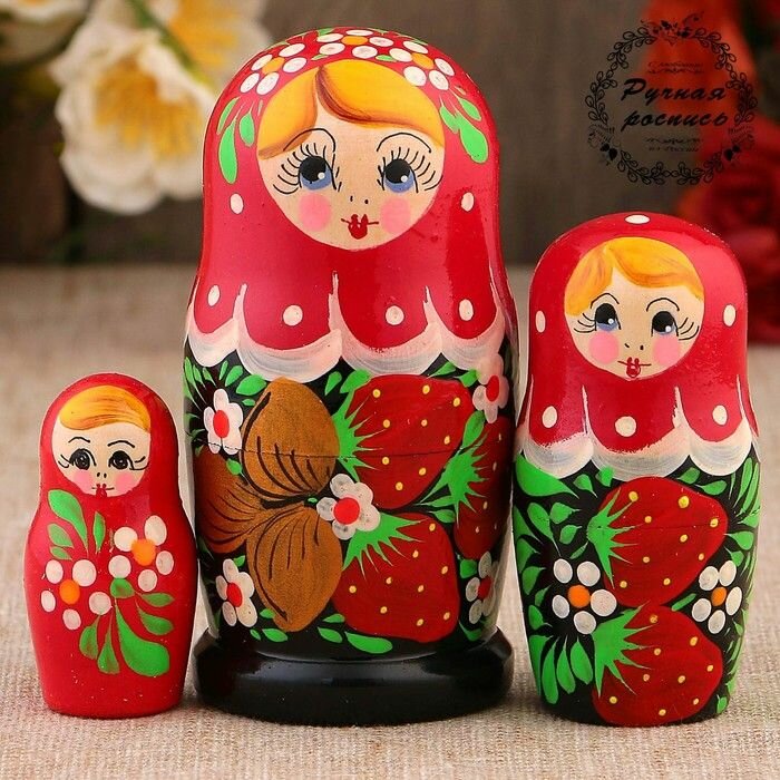 Матрешка Sima-land "Земляничка", красный платок, 3 кукольная, 10 см (3440220)