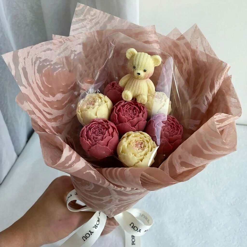 Букет из конфет Первая Букетная "Шоколадные пионы и Мишка из шоколада", белый шоколад