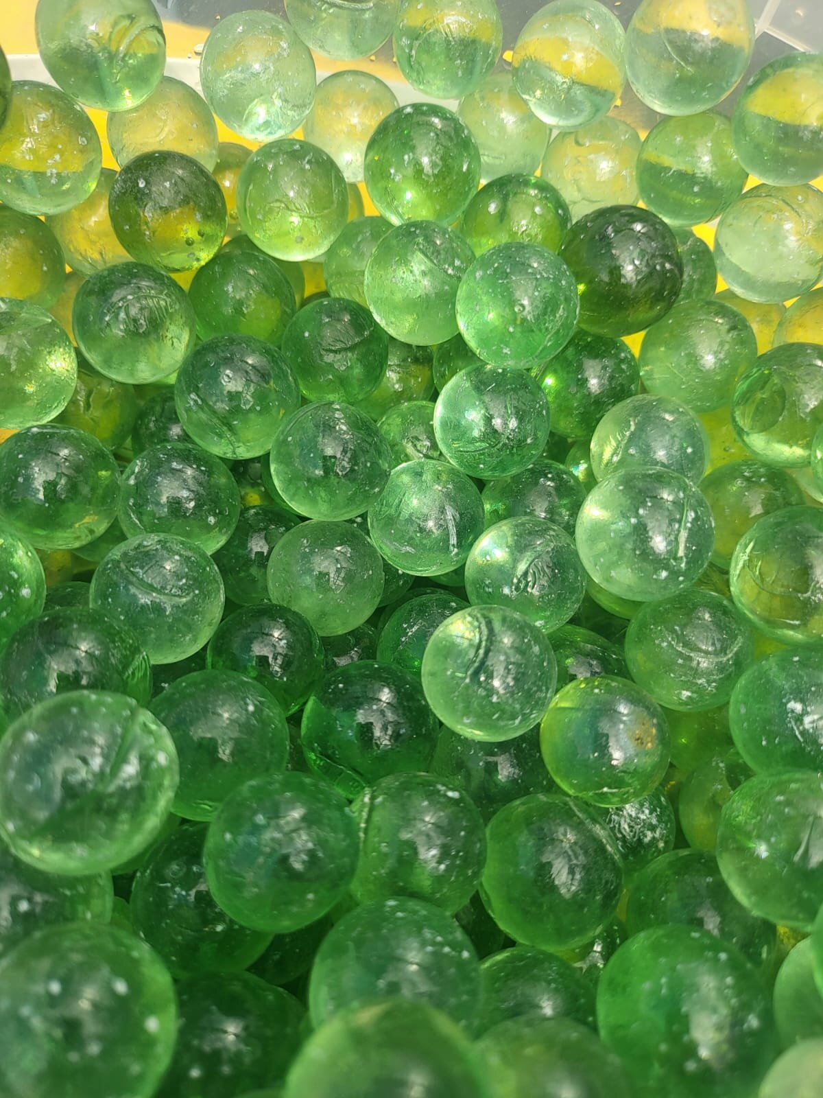 Стеклянные шарики для декора зеленые 1 кг (90 шт.)