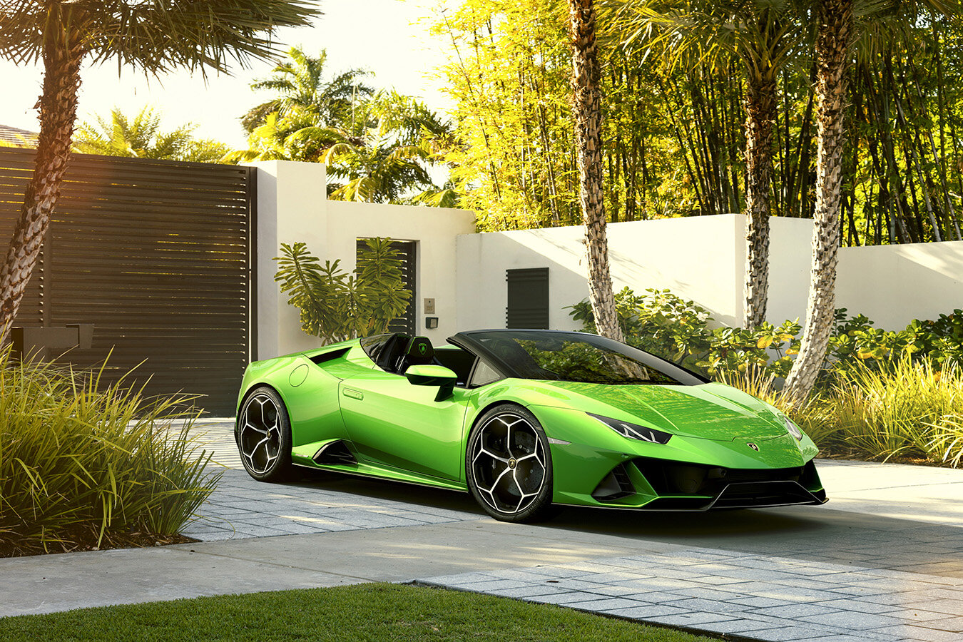 Фотообои "Lamborghini Huracan", флизелиновые с текстурой Песок, 410х270 см