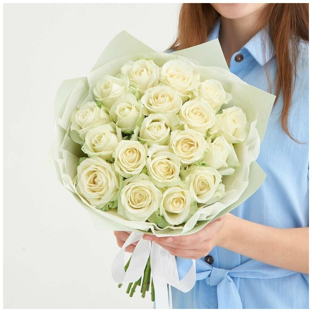 Букет "Белые розы", 19 роз, круглый, высота 50см, на стеблях, в пленке свежий букет цветов