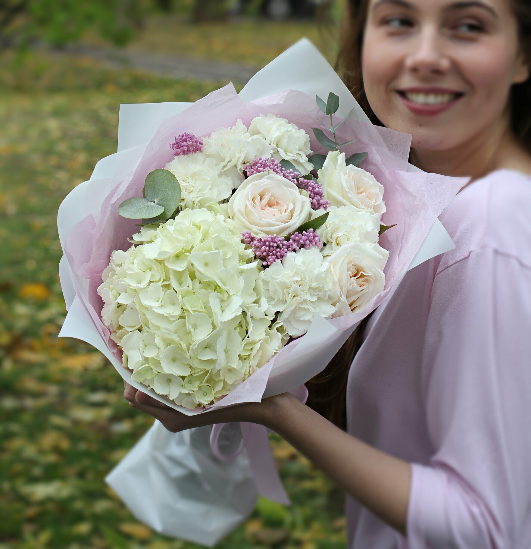 Большой составной букет 56 с гортензией, диантусами и садовыми розами