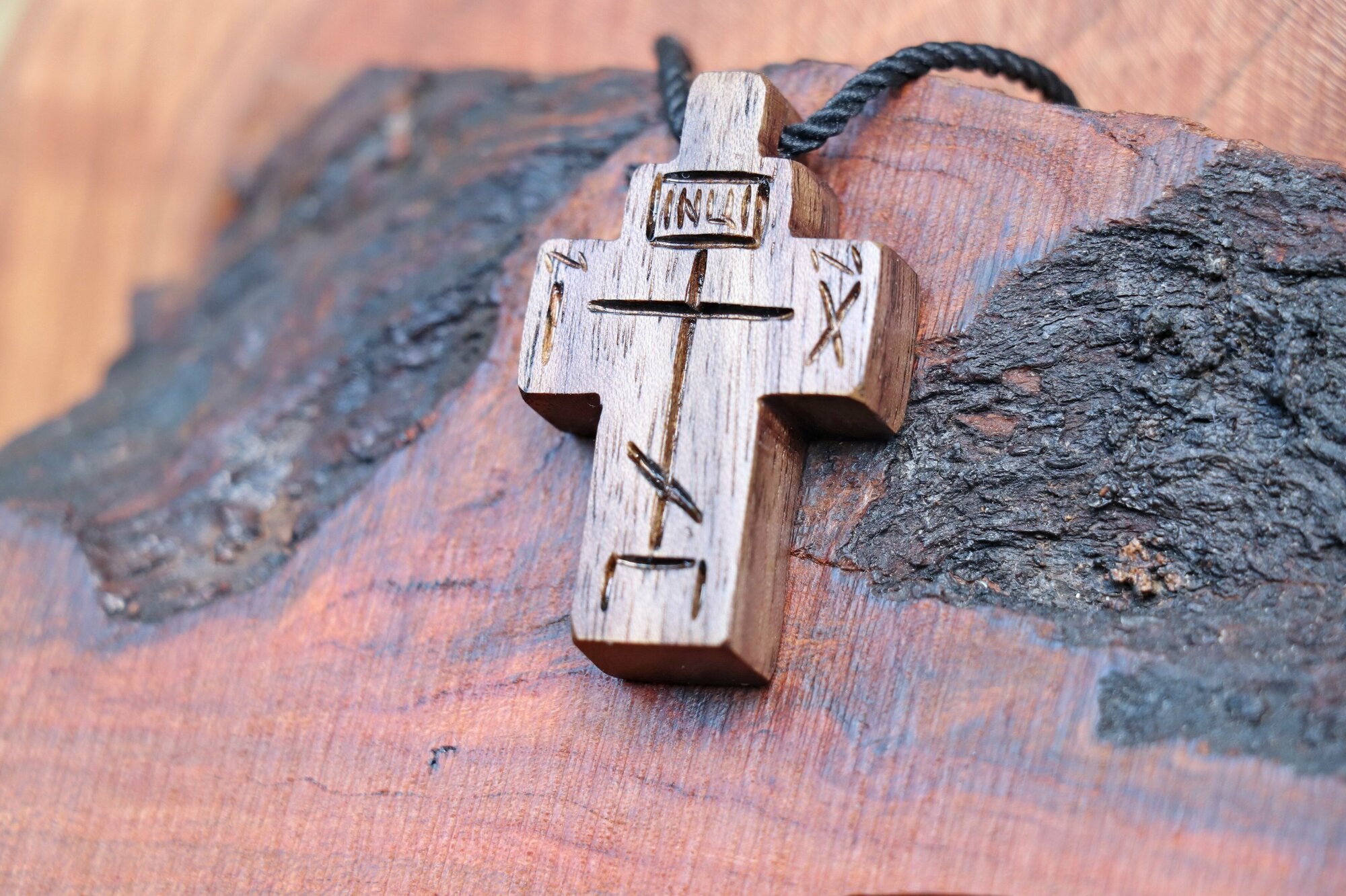 Крест деревянный с перекладиной из черного ореха