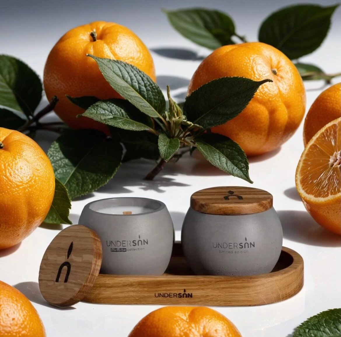 Набор из двух ароматических свечей с подставкой из дуба - Пачули и Мандарин, 50ml, UNDERSUN