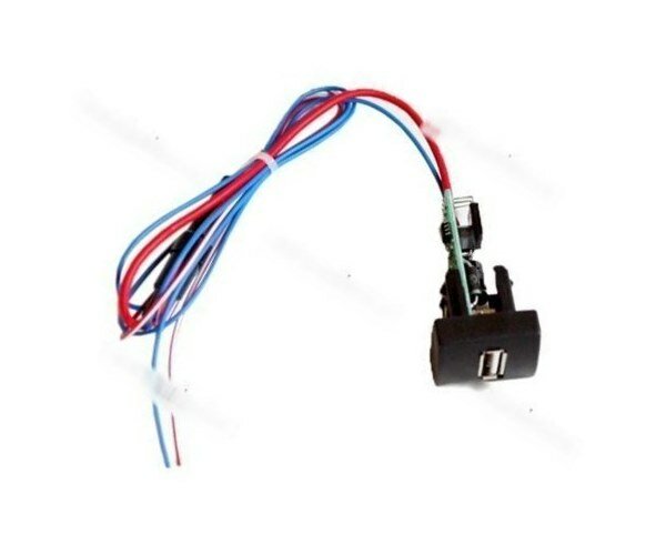 Зарядка для мобильного телефона USB с кнопкой для ВАЗ 2170 Priora, 2190 Granta, встроенная в панель управления.