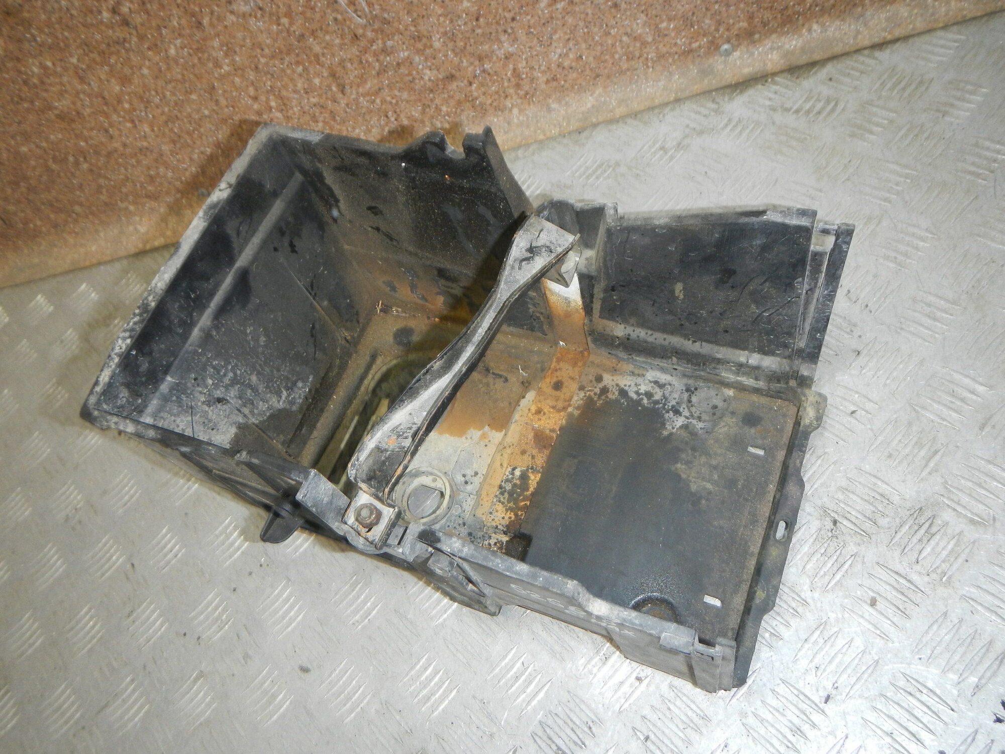 Б/У Крепление АКБ (корпус/подставка), Ford (Форд)-C-MAX (03-11) FORD C-MAX (03-11) Трещина,коррозия,планка деформирована...