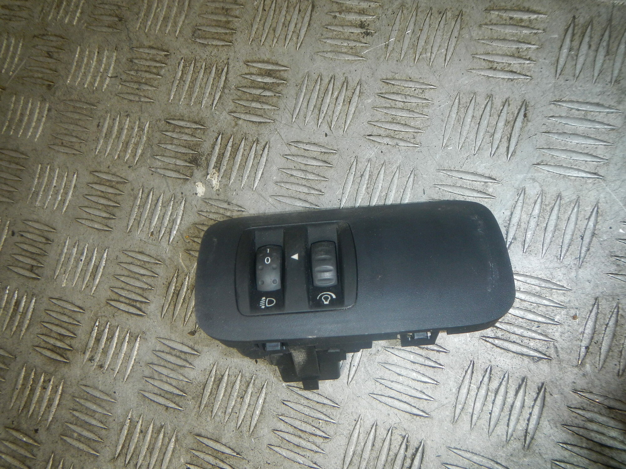 Б/У Кнопка корректора фар, Renault (Рено)-MEGANE II (02-09) RENAULT MEGANE II (02-09) Потертости. 566070 RENAULT арт. 82...