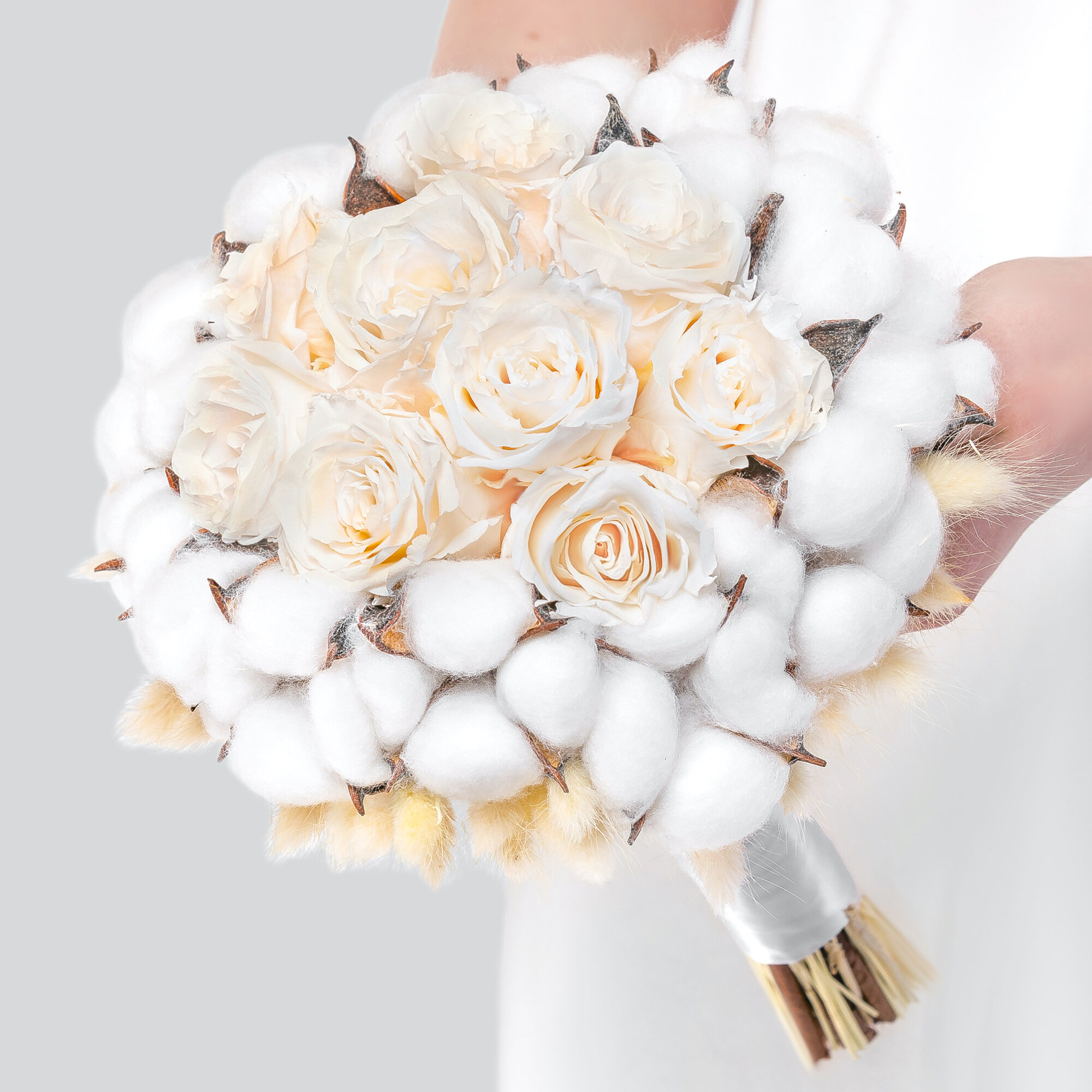 Букет невесты Мегацвет24 "Облако", хлопок, роза и лагурус, высота 15 см, под ленту