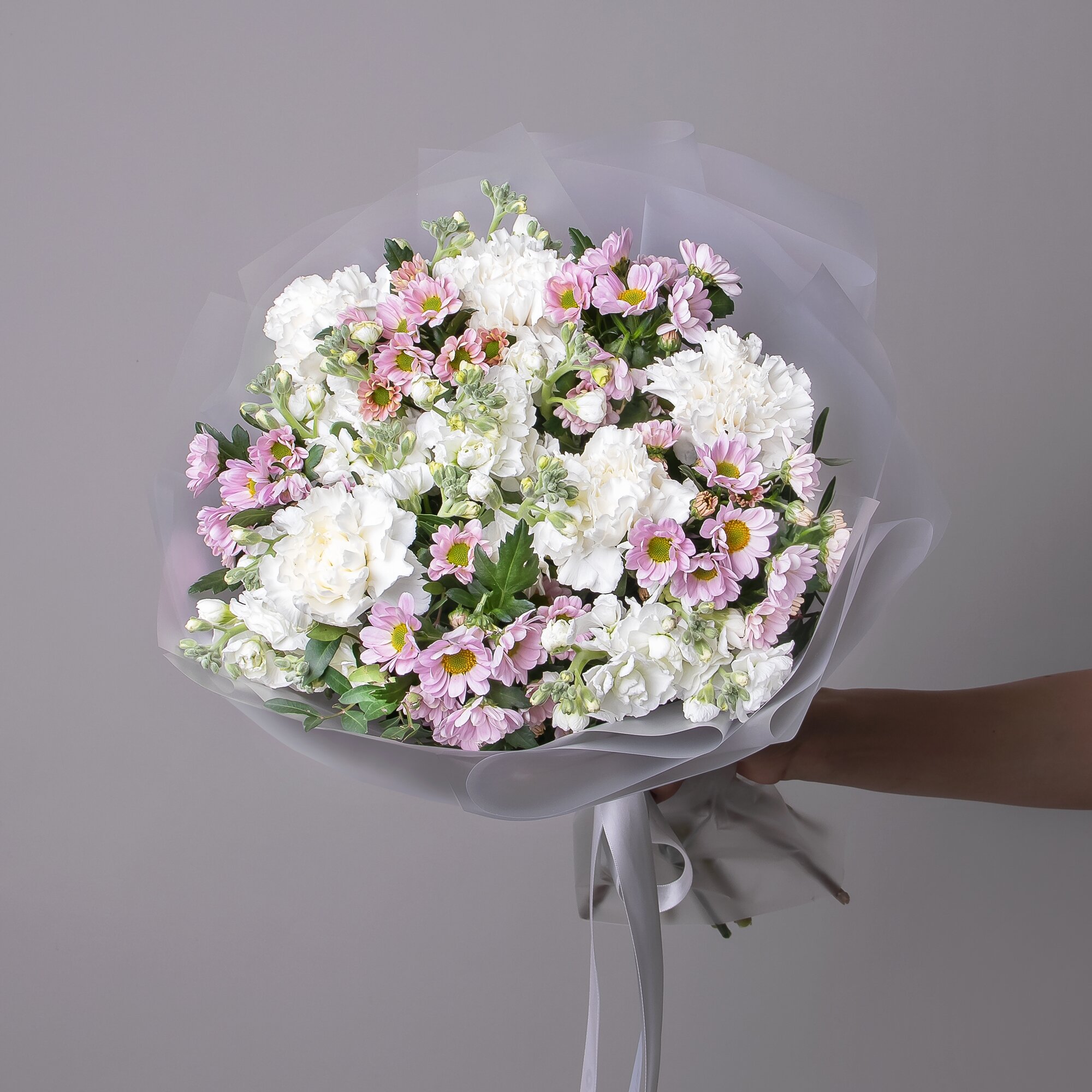 Триобукет из белых гвоздик, маттиолы и кустовой хризантемы в коробке и аквабоксе от "Простоцветы"