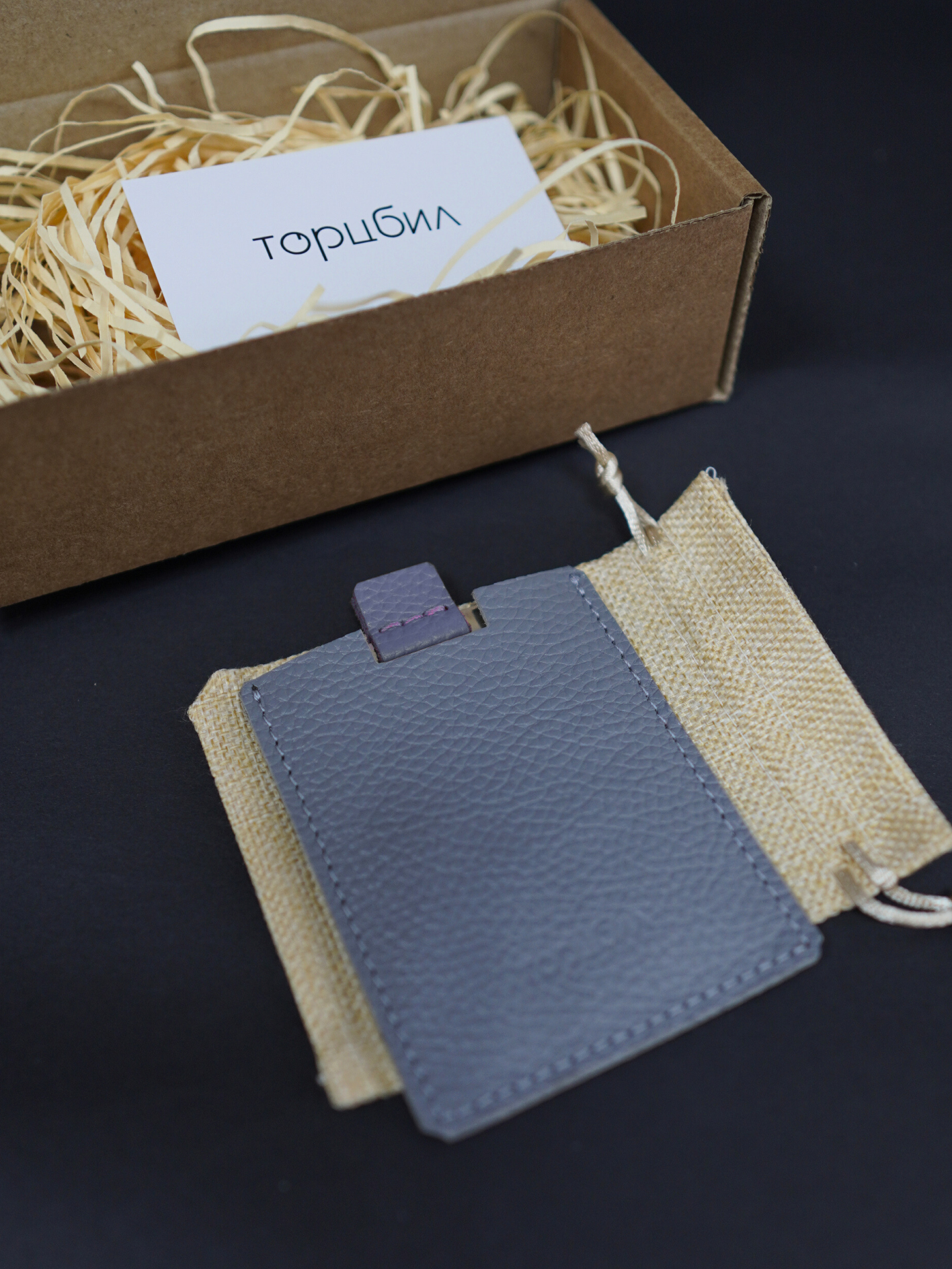 Зеркало карманное в чехле из натуральной кожи, ручная работа