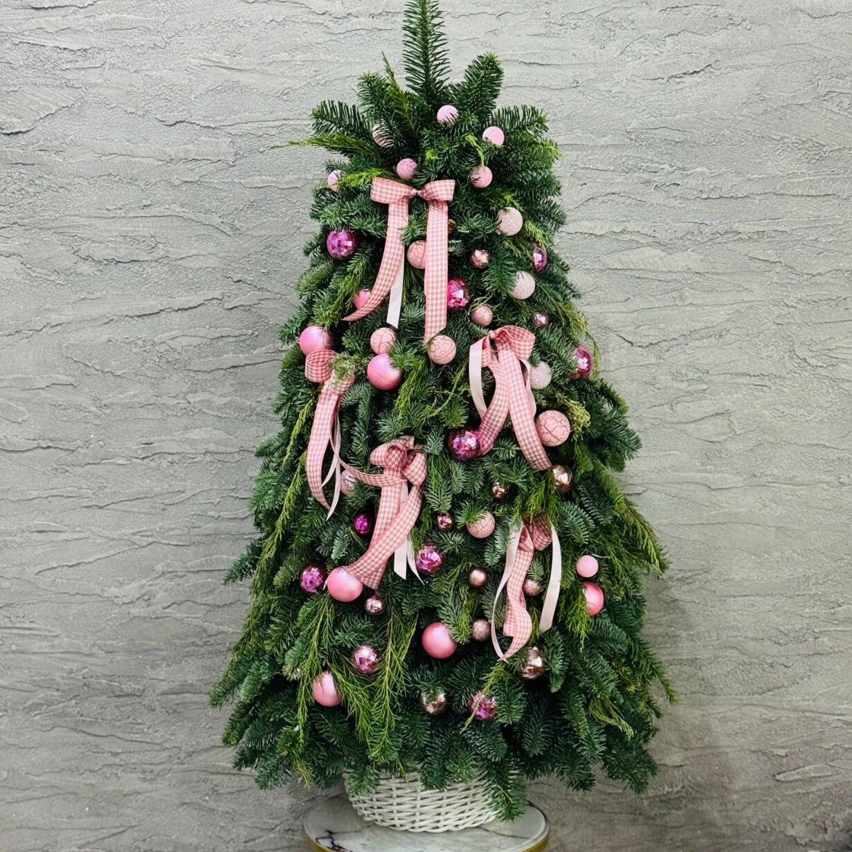 Большая новогодняя ёлочка 120 см ручной работы из веток живого нобилиса в кашпо из ротанга