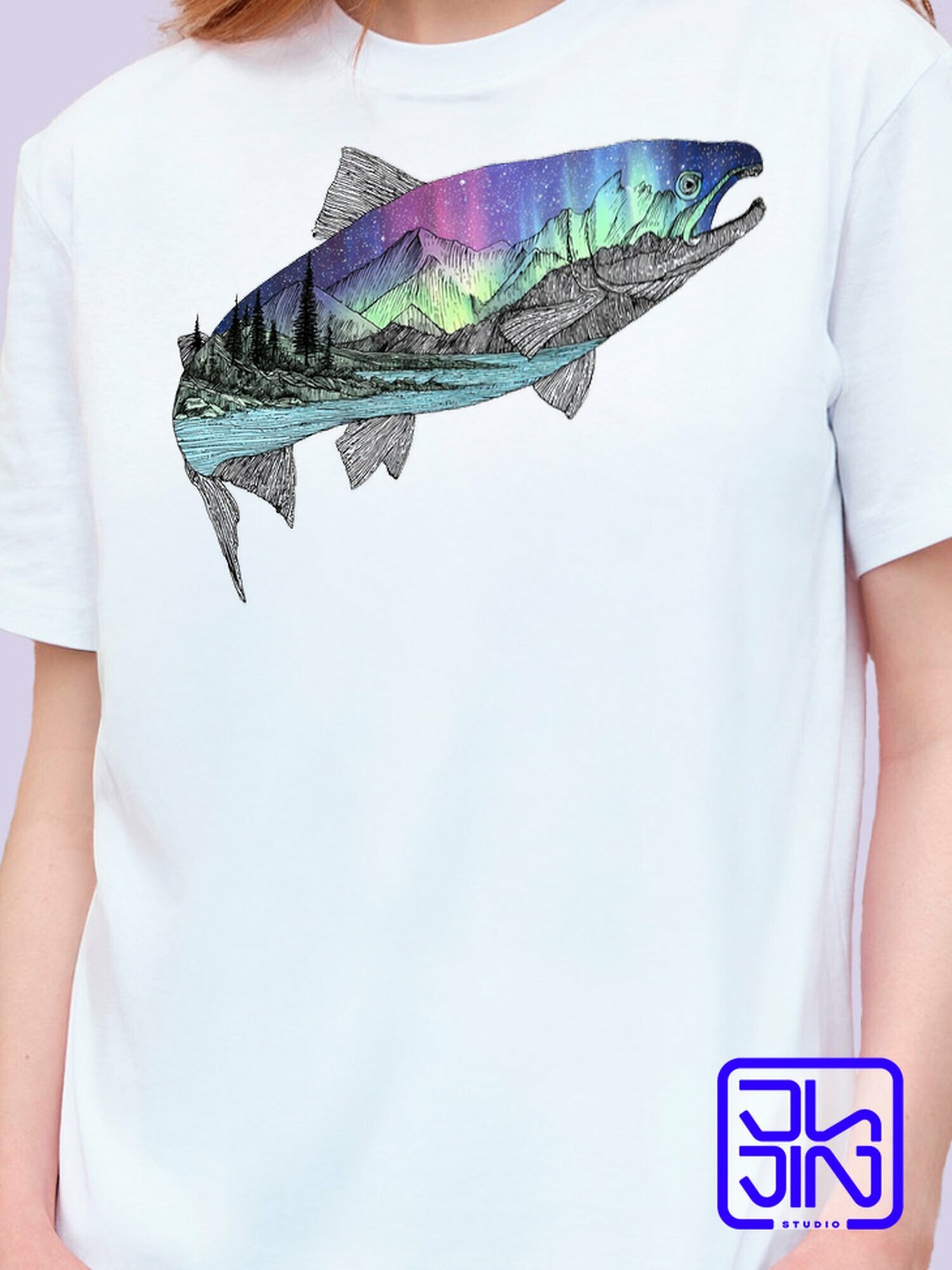 Футболка классическая женская с авторским принтом Креативная черная графитовая рыба с горами и северным сиянием на фоне, белый хлопковый трикотаж с прикольным рисунком на груди
