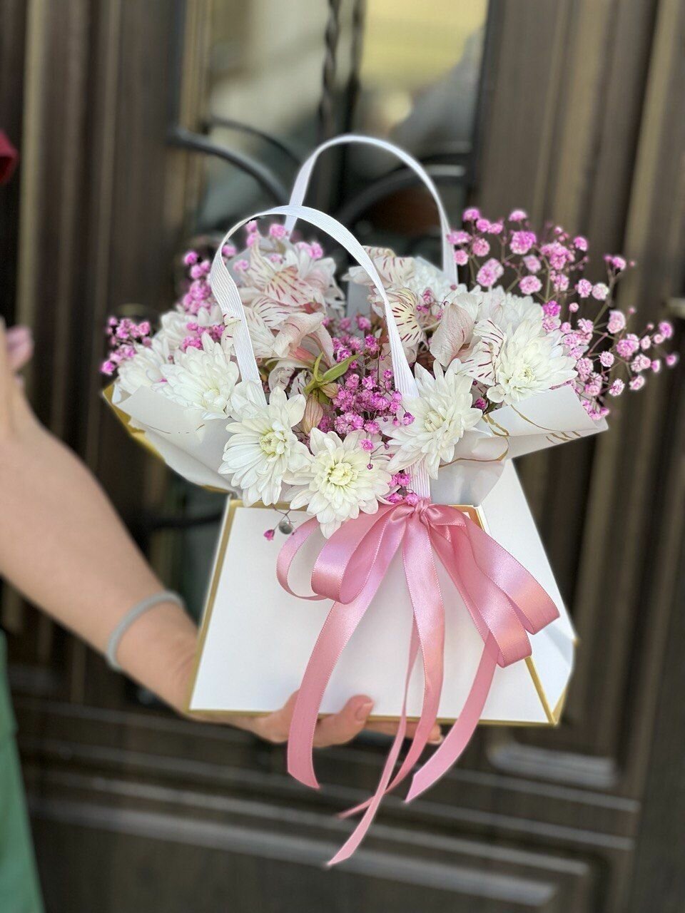 Букет в сумочке / Цветы / Хризантемы, гипсофила и альстромерии