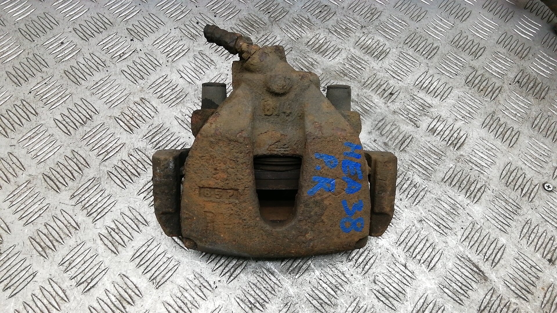 Суппорт тормозной передний правый MAZDA 3 1