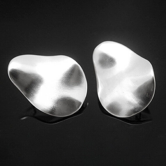 Пусеты 25.5х19мм, Корея, Волнистый овал со скрытой петелькой, с застежками, базовый материал - серебро/латунь, родий, пара