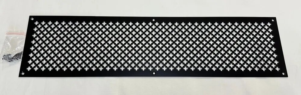 Решетка плоская оцинкованная, габарит 600х150мм, перфорация Цветок 10мм, цвет Черный матовый