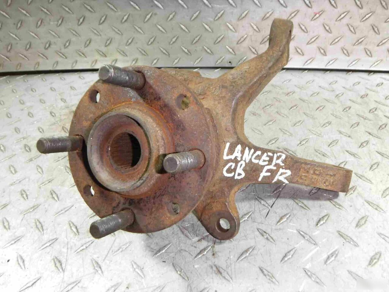 Кулак поворотный передний правый Mitsubishi Lancer VI (1991—2000) MB808437