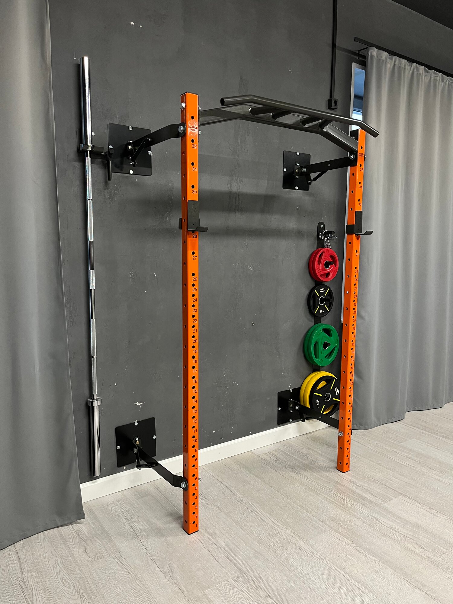 STEEL WILL Фит Станция PRO — складная силовая рама (настенная) : J-крюки, страховки, кронштейны для грифа/блинов, брусья