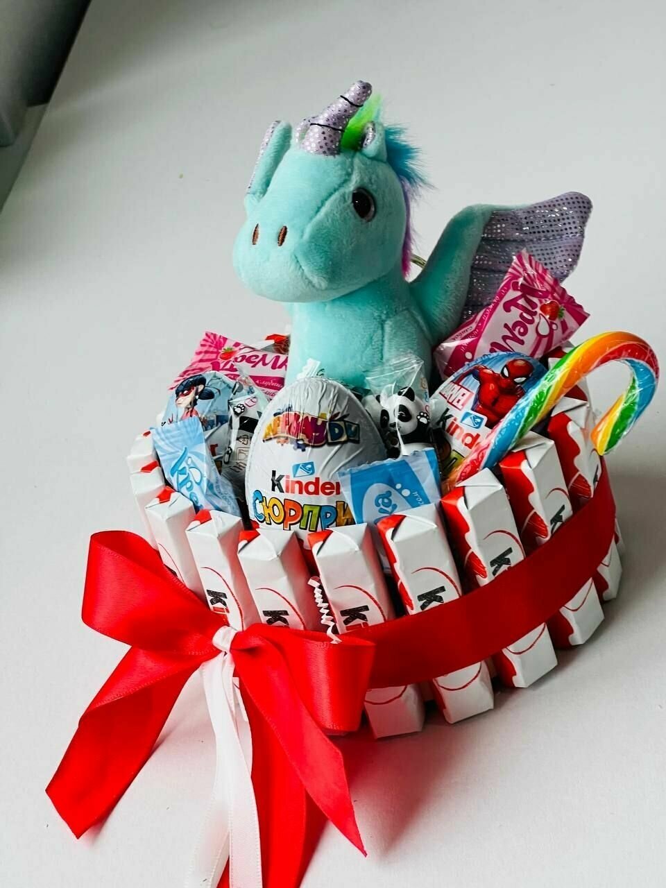 Сладкий подарок для девочки торт из киндер шоколада с мягкой игрушкой единорог