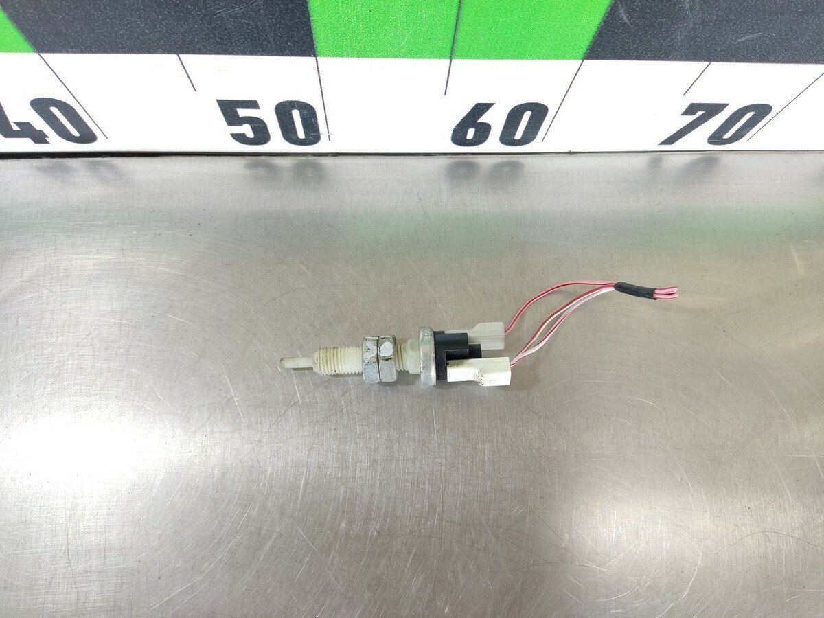 Датчик включения стоп сигнала VAZ 2114 21083720010