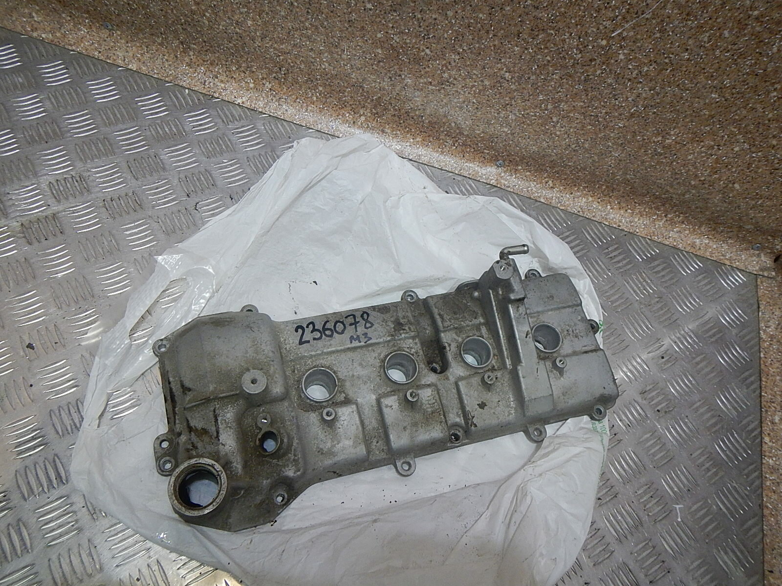 Б/У Крышка головки блока (клапанная), Mazda (Мазда)-3 (BK) (02-09) MAZDA 3 (BK) (02-09) Без видимых повреждений. 236078 ...