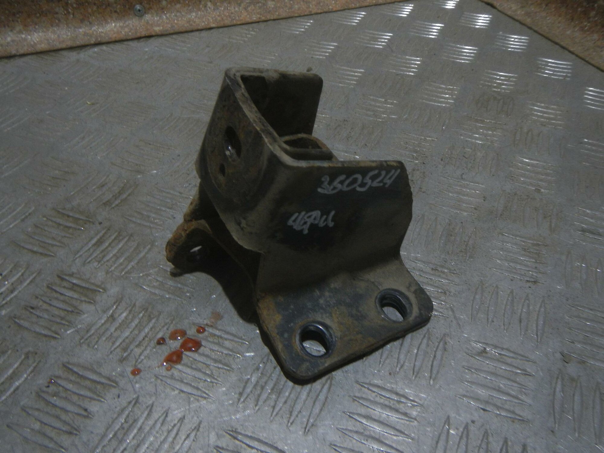 Б/У Кронштейн двигателя передний, Chery (Черри)-VERY A13 (11-) Chery VERY A13 (11-14) Без повреждений 360524 CHERY арт. ...