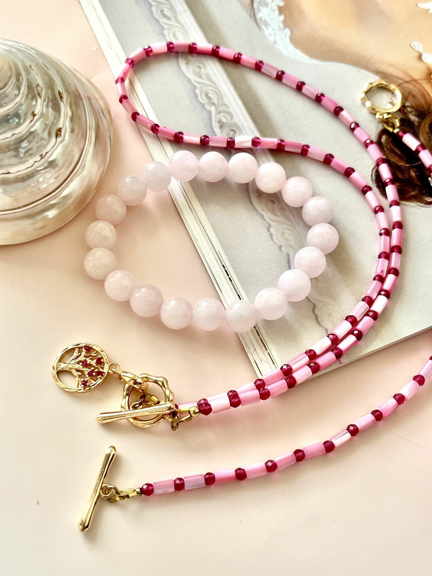 Комплект бижутерии: колье, ракушка, эмаль, шпинель, стекло