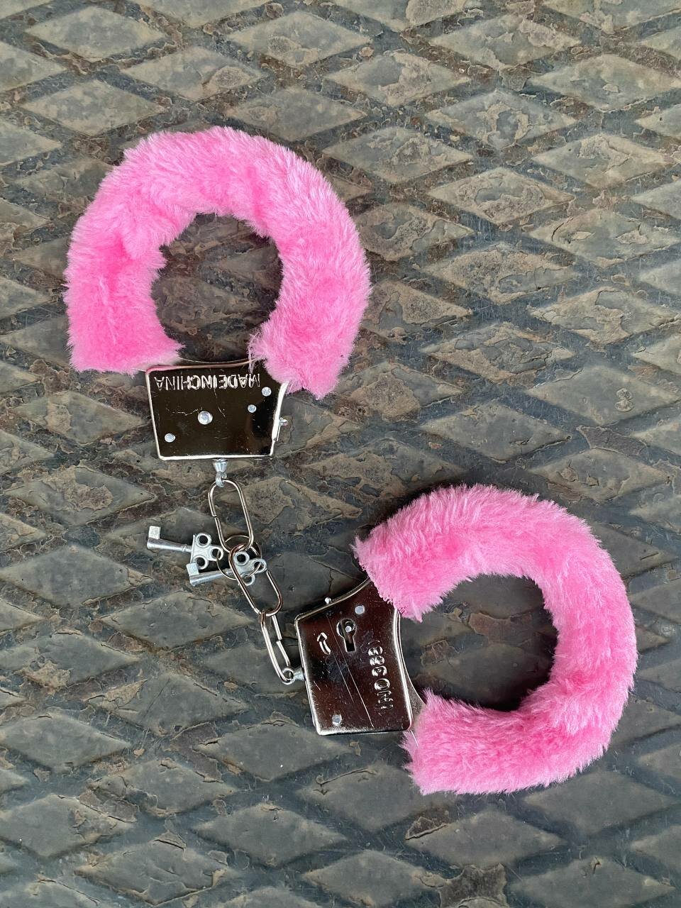 Наручники сувенирные металлические с мехом розовый, 2 ключа, для девичника, обхват до 18.5 см