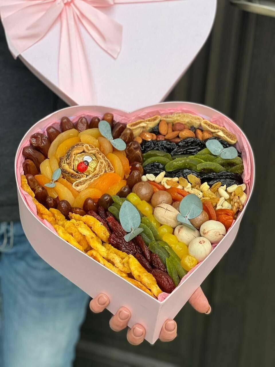 Сухофрукты с орехами в коробке сердце